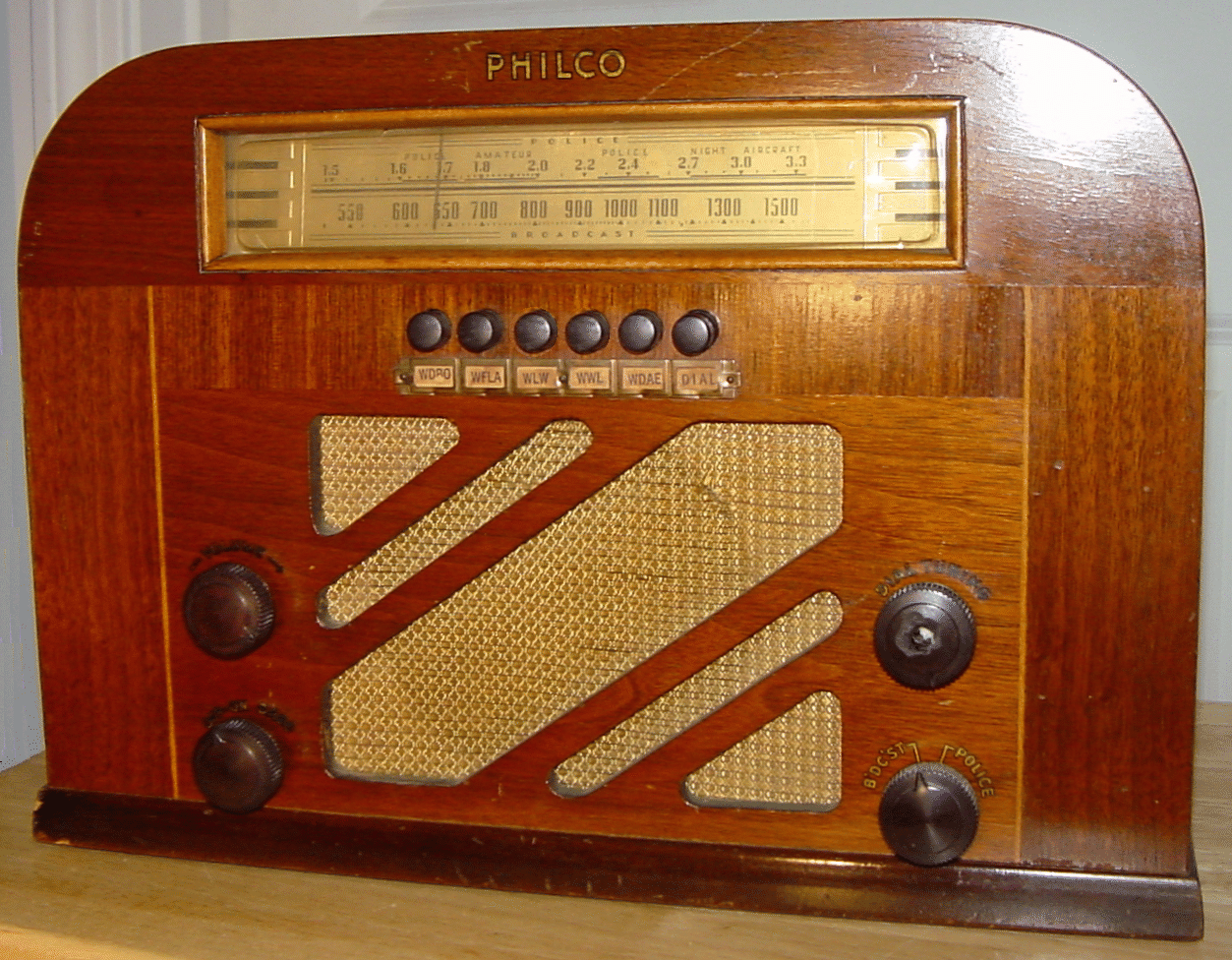 Philco Model 40-135T Table Radio (1940)