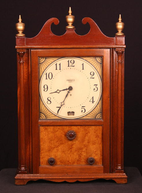 Philco Model 551 Colonial Clock Radio (1932)