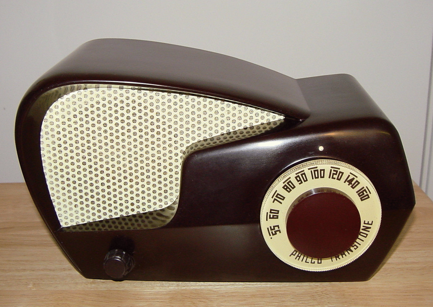 Philco 49-501 'Boomerang' Brown Bakelite Table Radio
