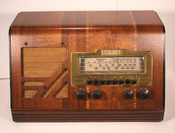 Philco Model 39-25T Slant-Front Table Radio (1939)